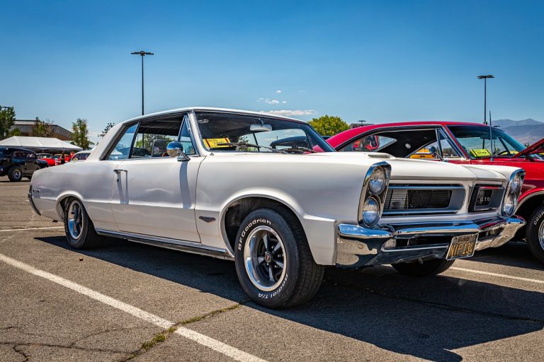 17 Timeless Vintage Sports Cars That Still Turn Heads Today - Motor Mox