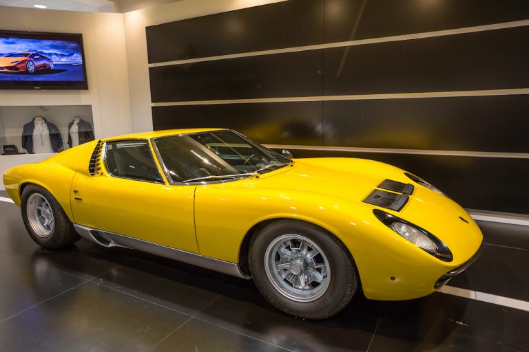 17 Timeless Vintage Sports Cars That Still Turn Heads Today - Motor Mox