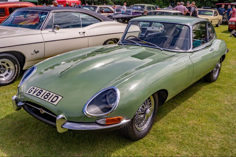 17 Timeless Vintage Sports Cars That Still Turn Heads Today - Motor Mox