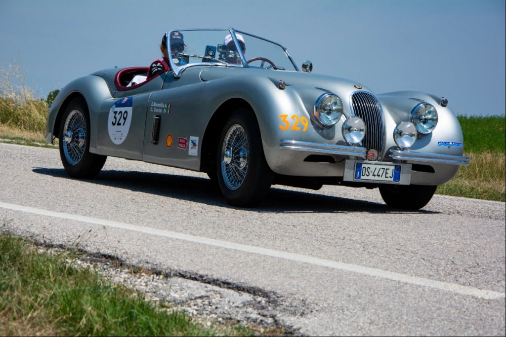 17 Timeless Vintage Sports Cars That Still Turn Heads Today - Motor Mox