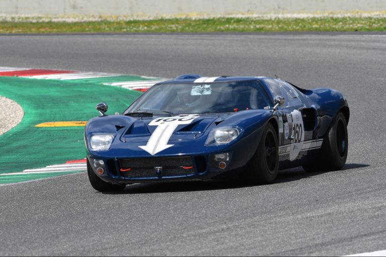 17 Timeless Vintage Sports Cars That Still Turn Heads Today - Motor Mox