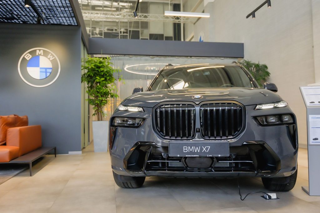15 Best Luxury Cars For Women - Motor Mox